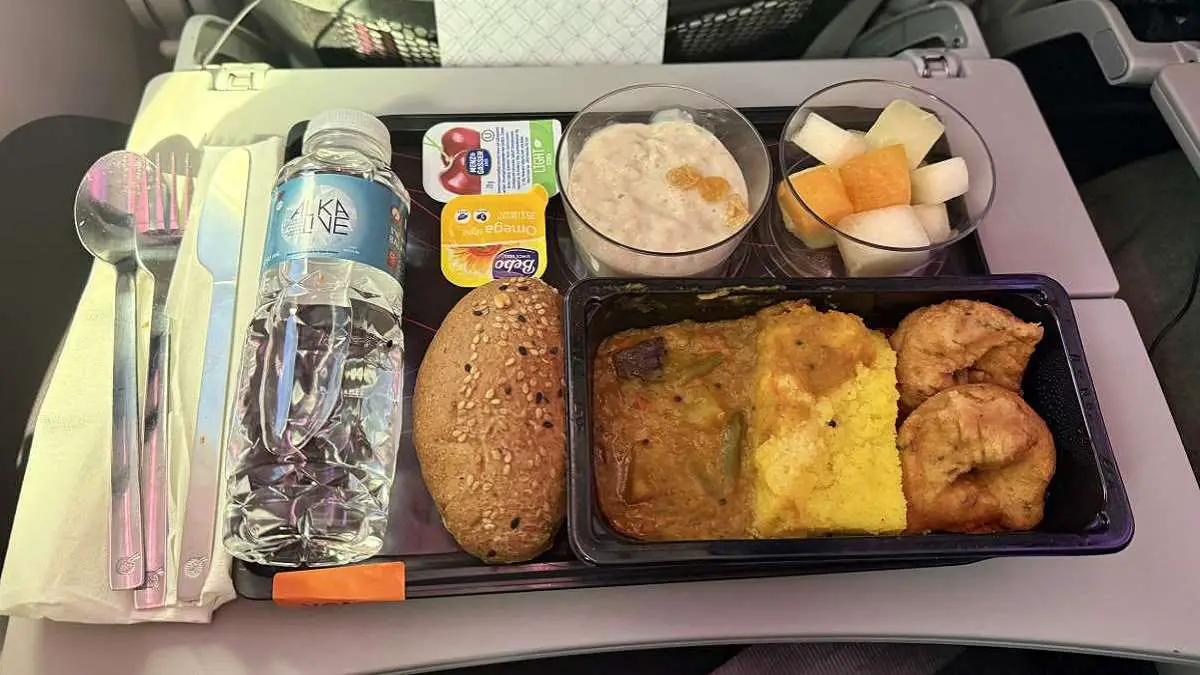 Vegan Qatar Airways - Economy Class Meal Review